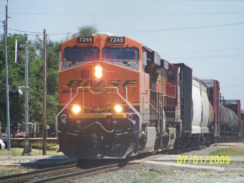 BNSF ES44DC 7249